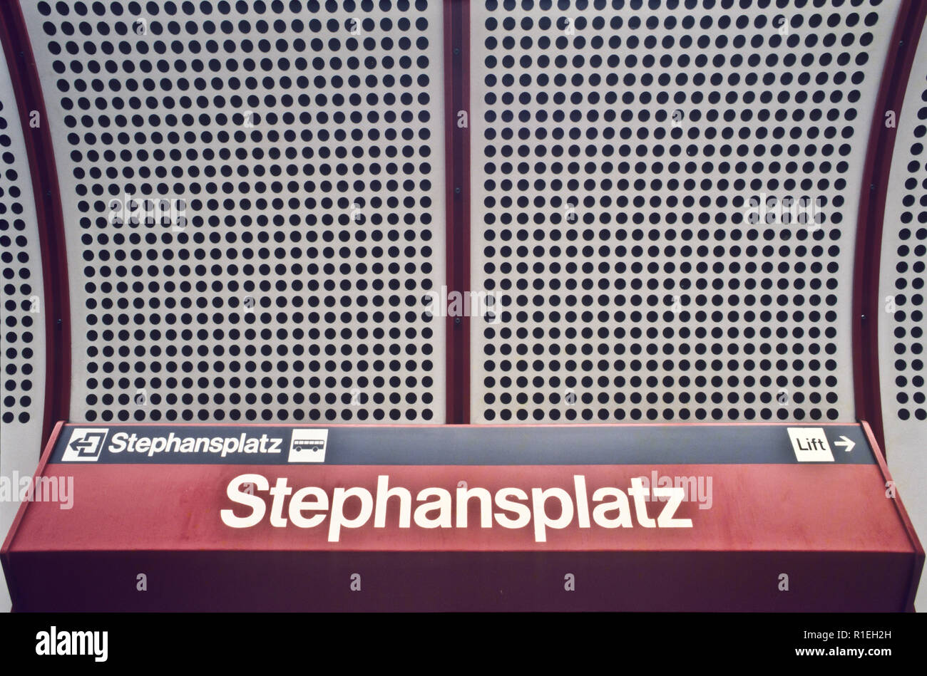 Wien, U-Bahn, Linie U1, Stephansplatz - Vienna, Subway, Line U1 Stock ...