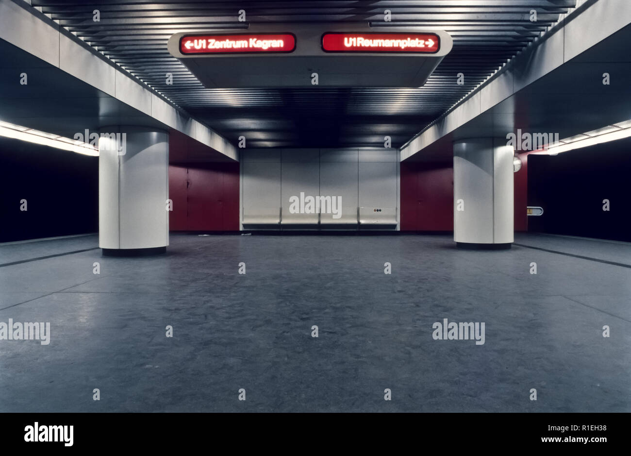 Wien, U-Bahn, Linie U1, Stephansplatz - Vienna, Subway, Line U1 Stock ...