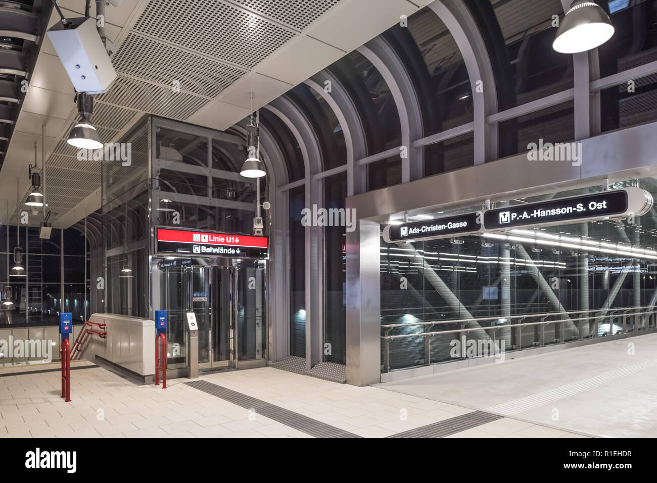 Wien, U-Bahn-Linie U1, Station Neulaa Stock Photo - Alamy