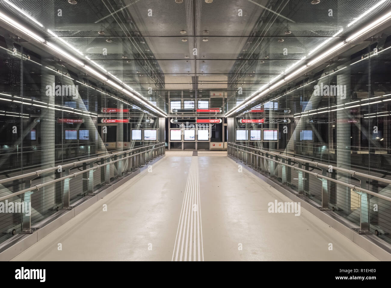 Wien, U-Bahn-Linie U1, Station Neulaa Stock Photo - Alamy