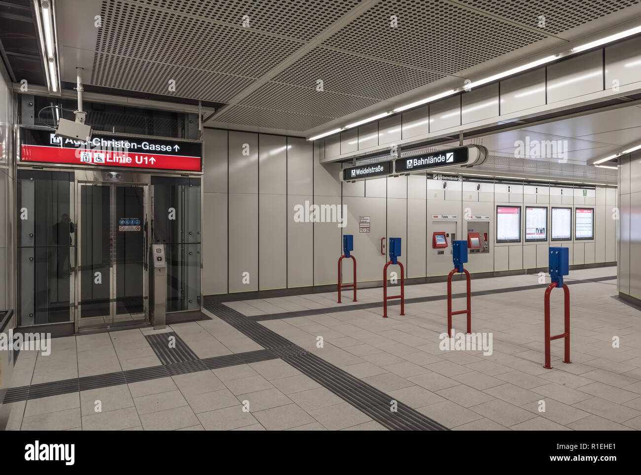 Wien, U-Bahn-Linie U1, Station Neulaa Stock Photo - Alamy