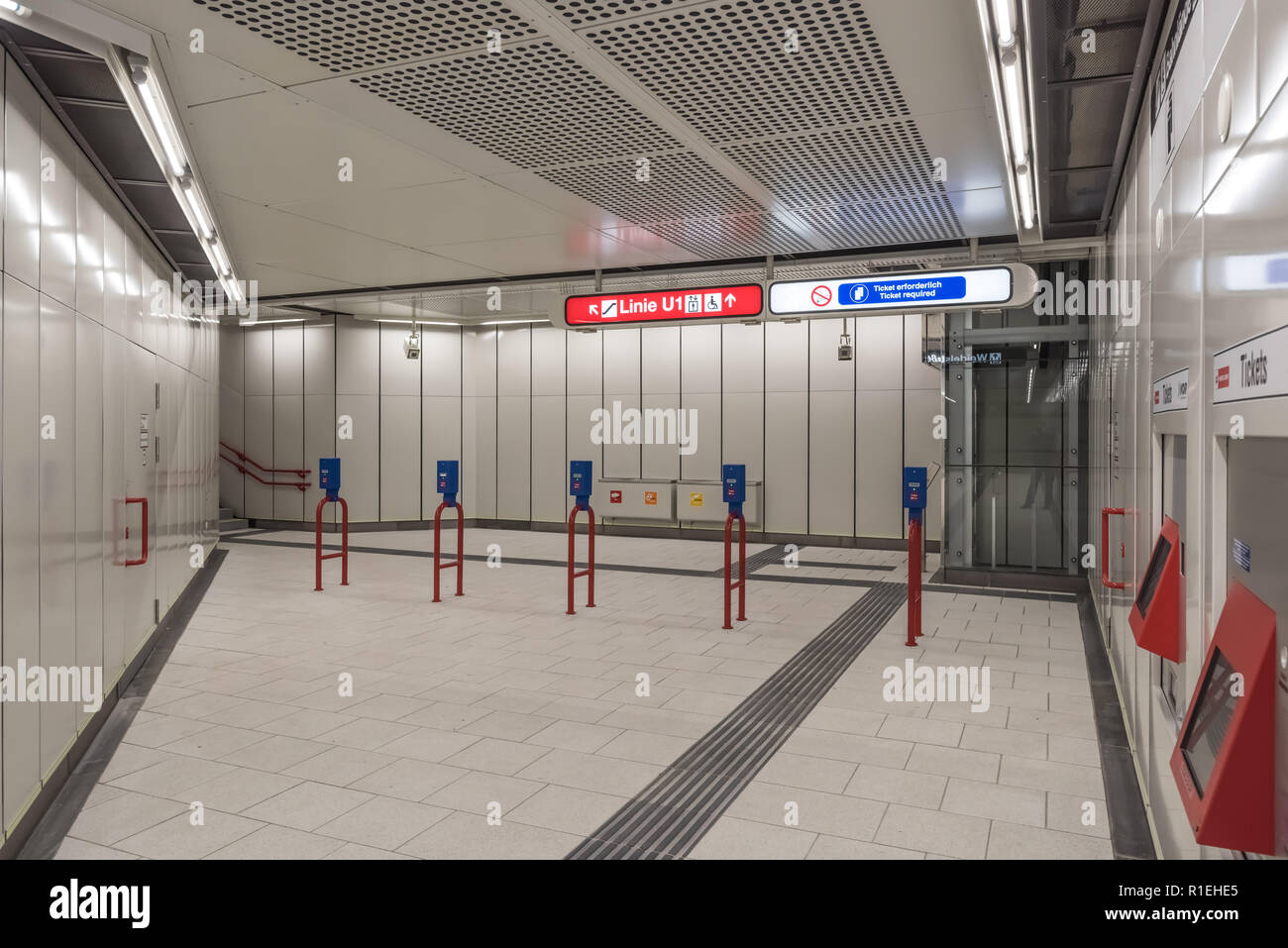 Wien, U-Bahn-Linie U1, Station Neulaa Stock Photo - Alamy