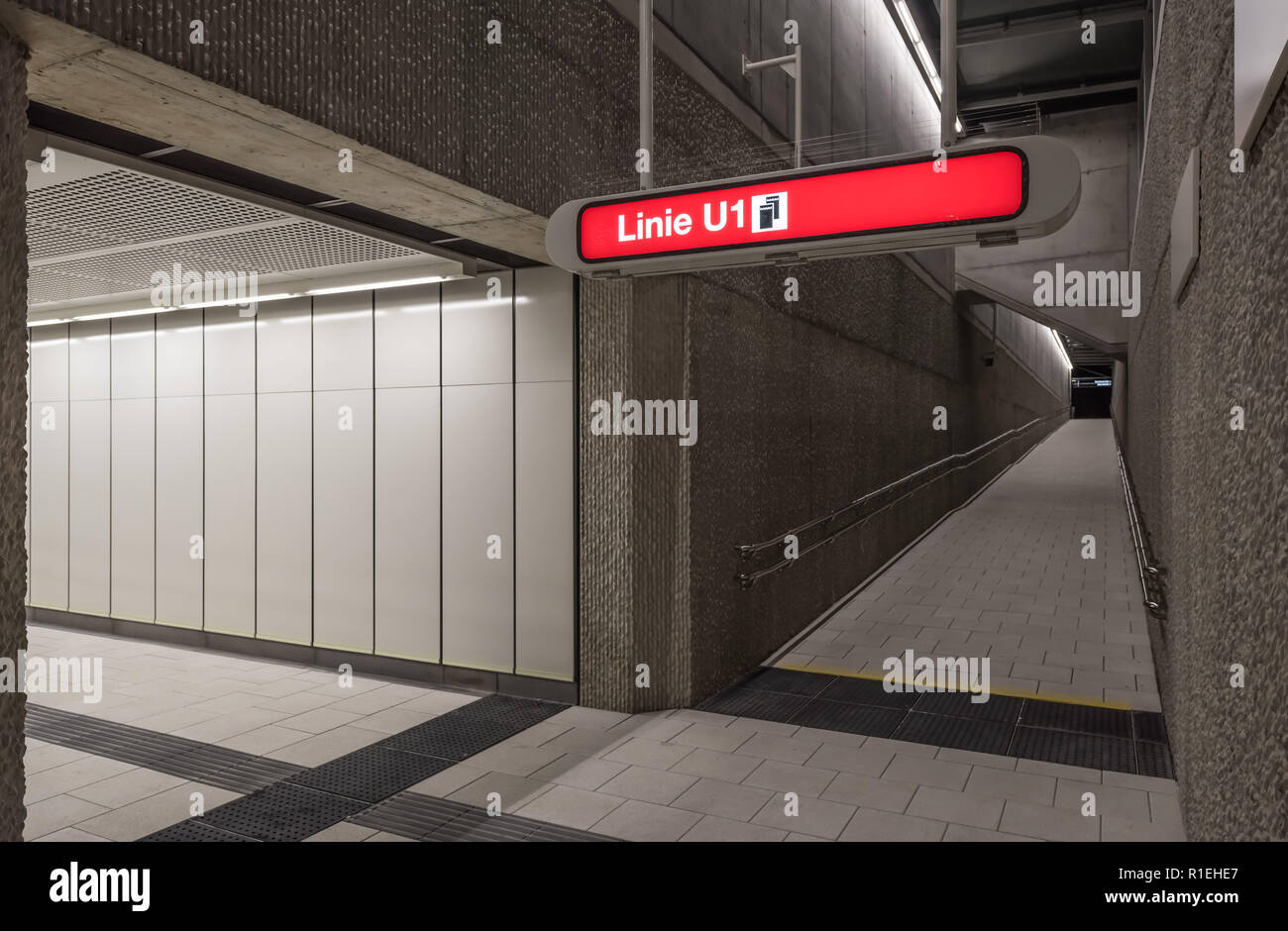 Wien, U-Bahn-Linie U1, Station Neulaa Stock Photo - Alamy
