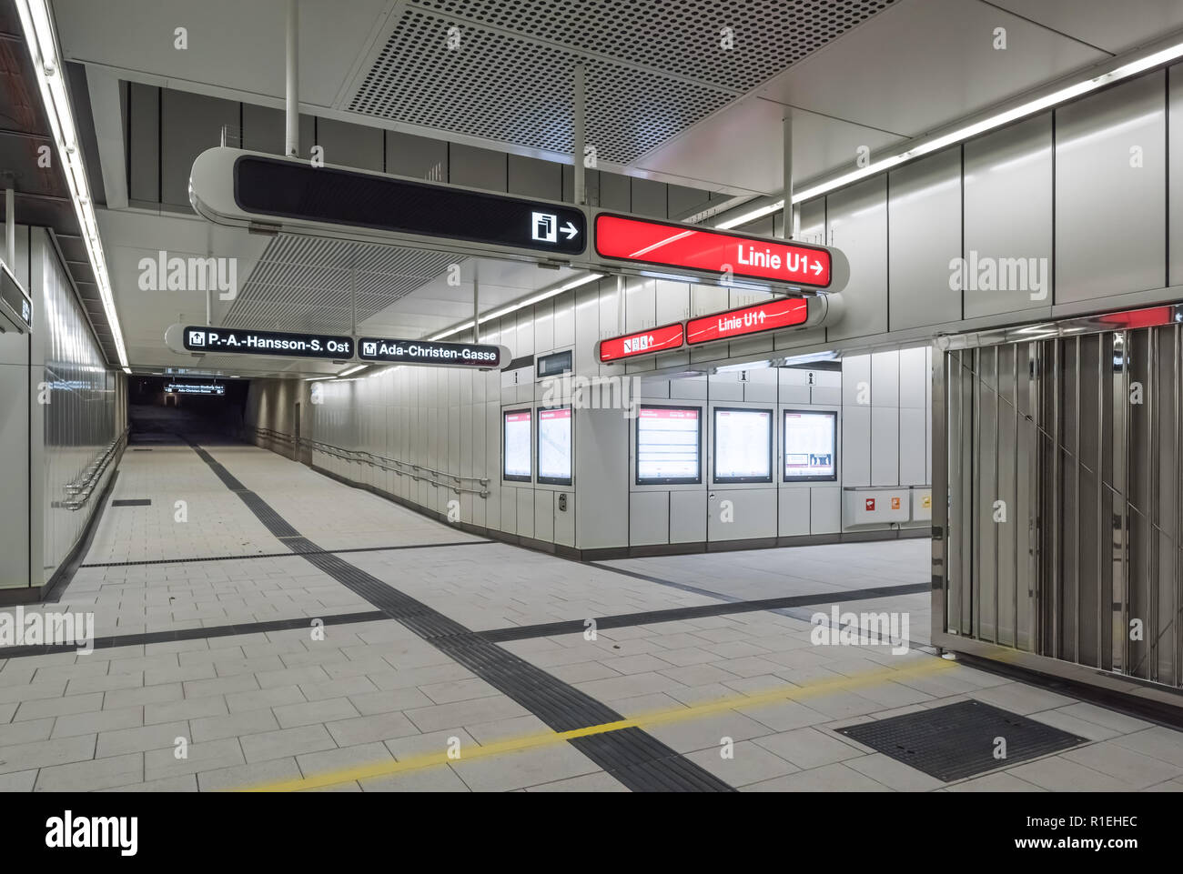 Wien, U-Bahn-Linie U1, Station Neulaa Stock Photo - Alamy