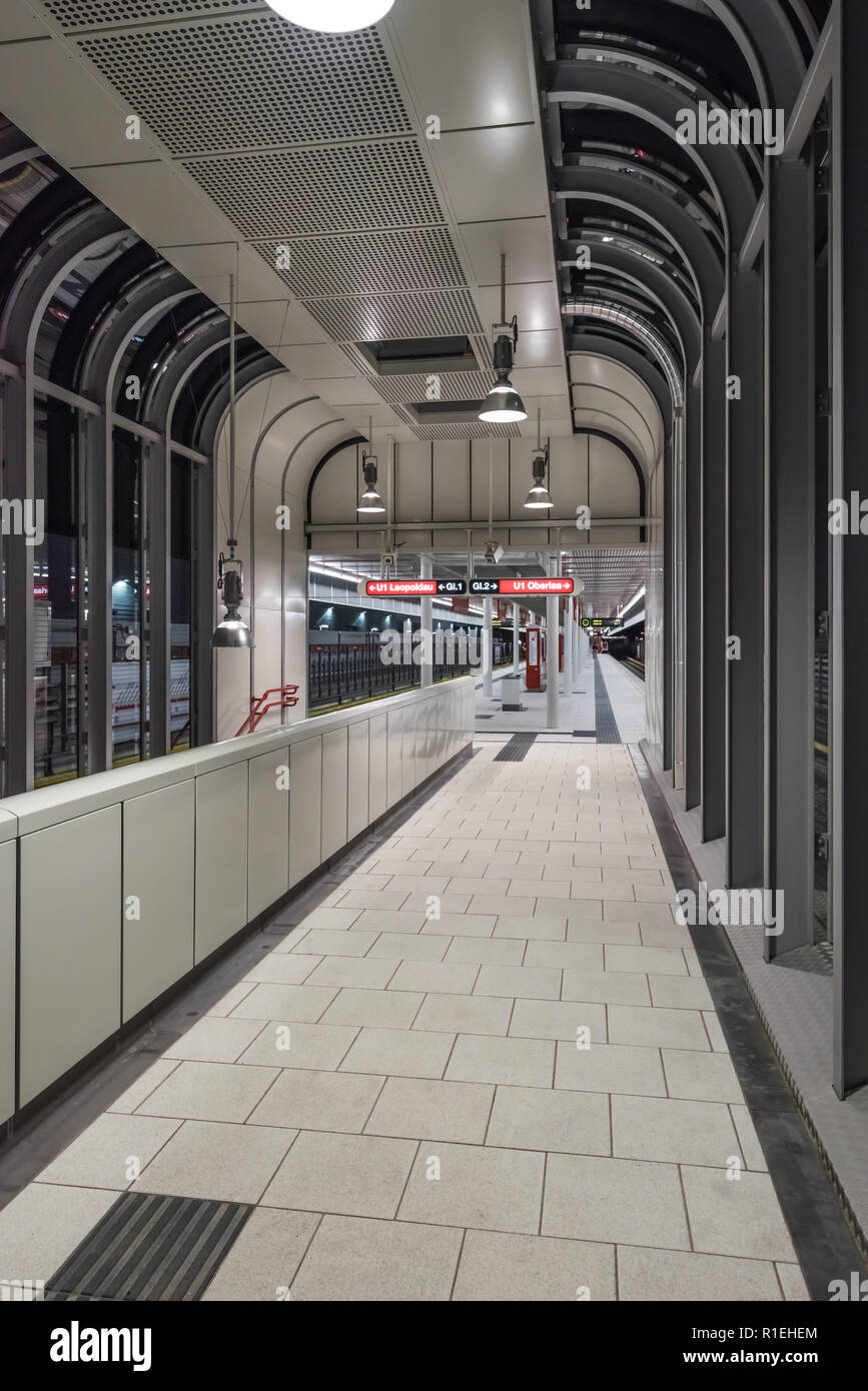 Wien, U-Bahn-Linie U1, Station Neulaa Stock Photo - Alamy