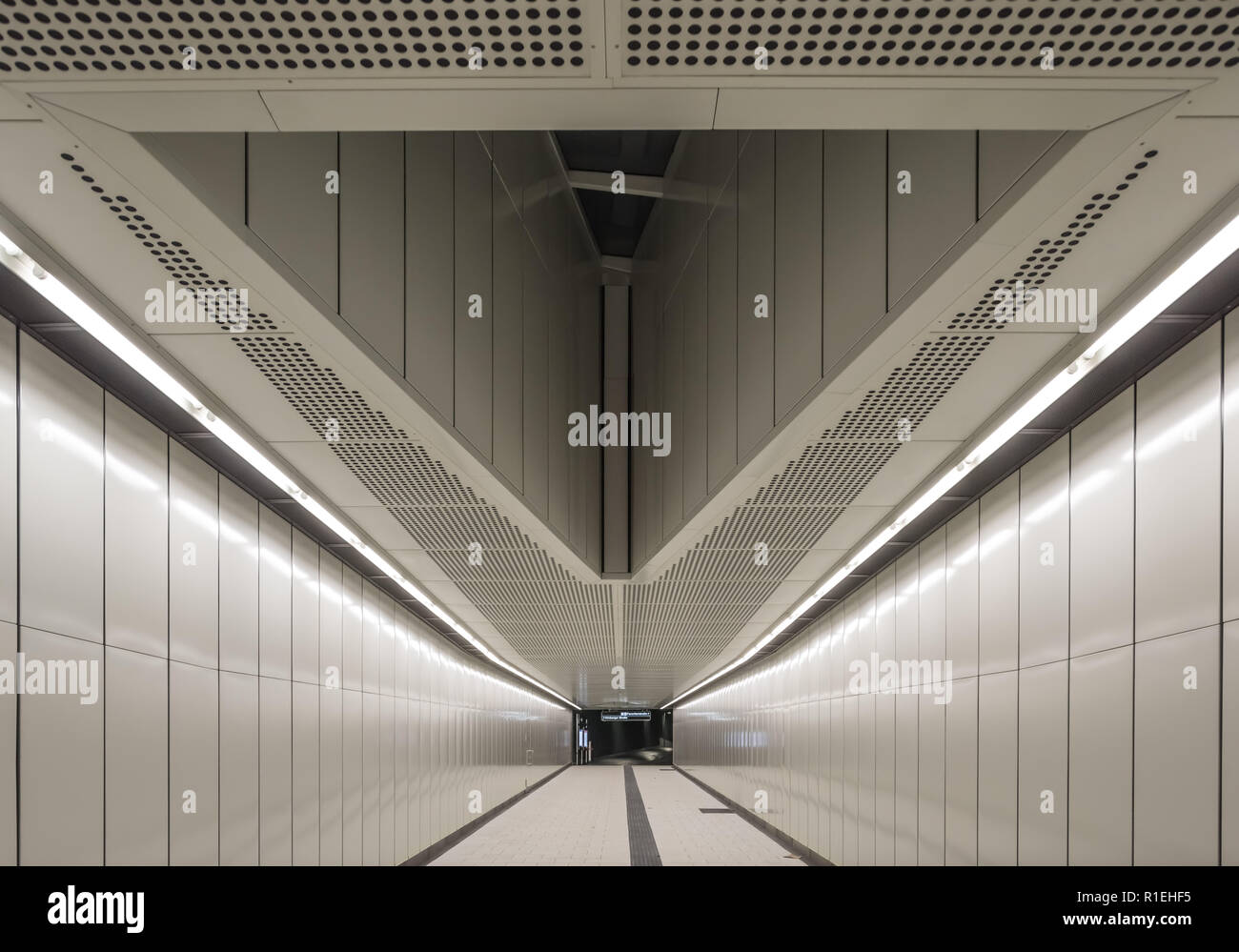 Wien, U-Bahn-Linie U1, Station Neulaa Stock Photo - Alamy
