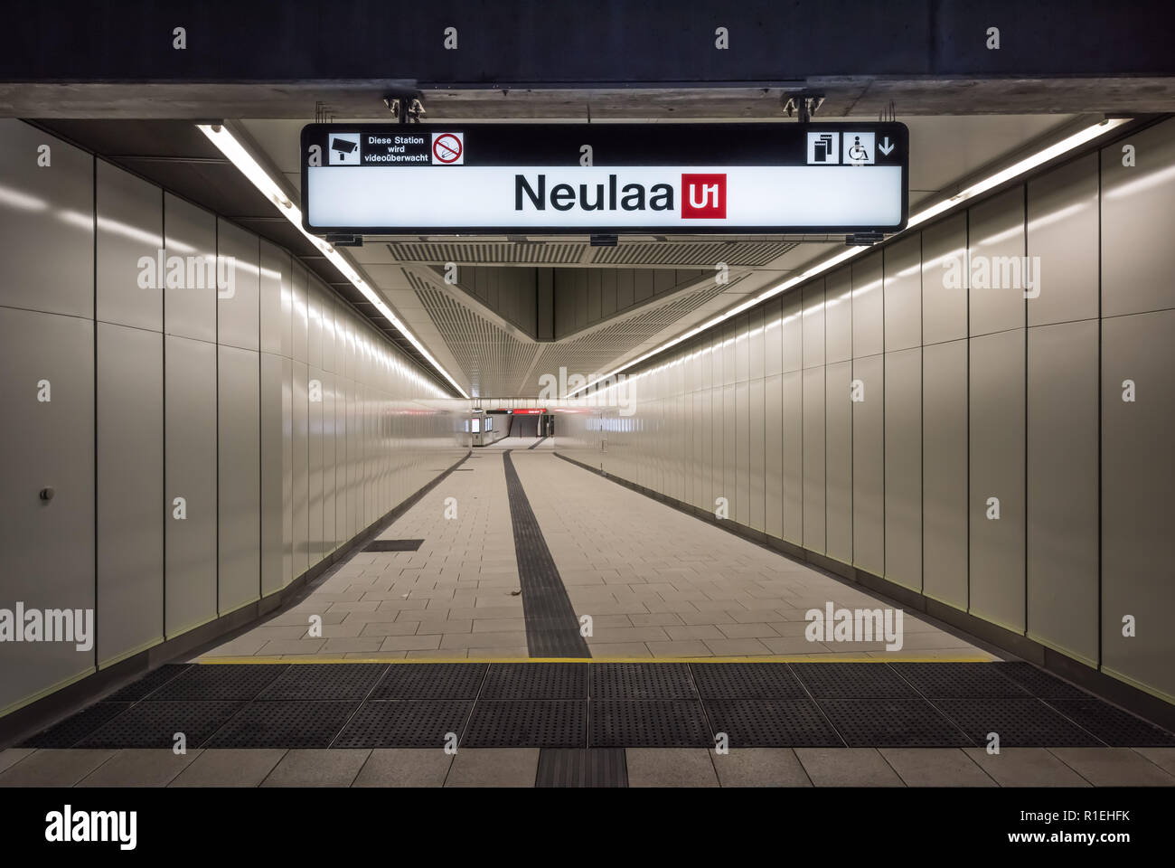 Wien, U-Bahn-Linie U1, Station Neulaa Stock Photo - Alamy