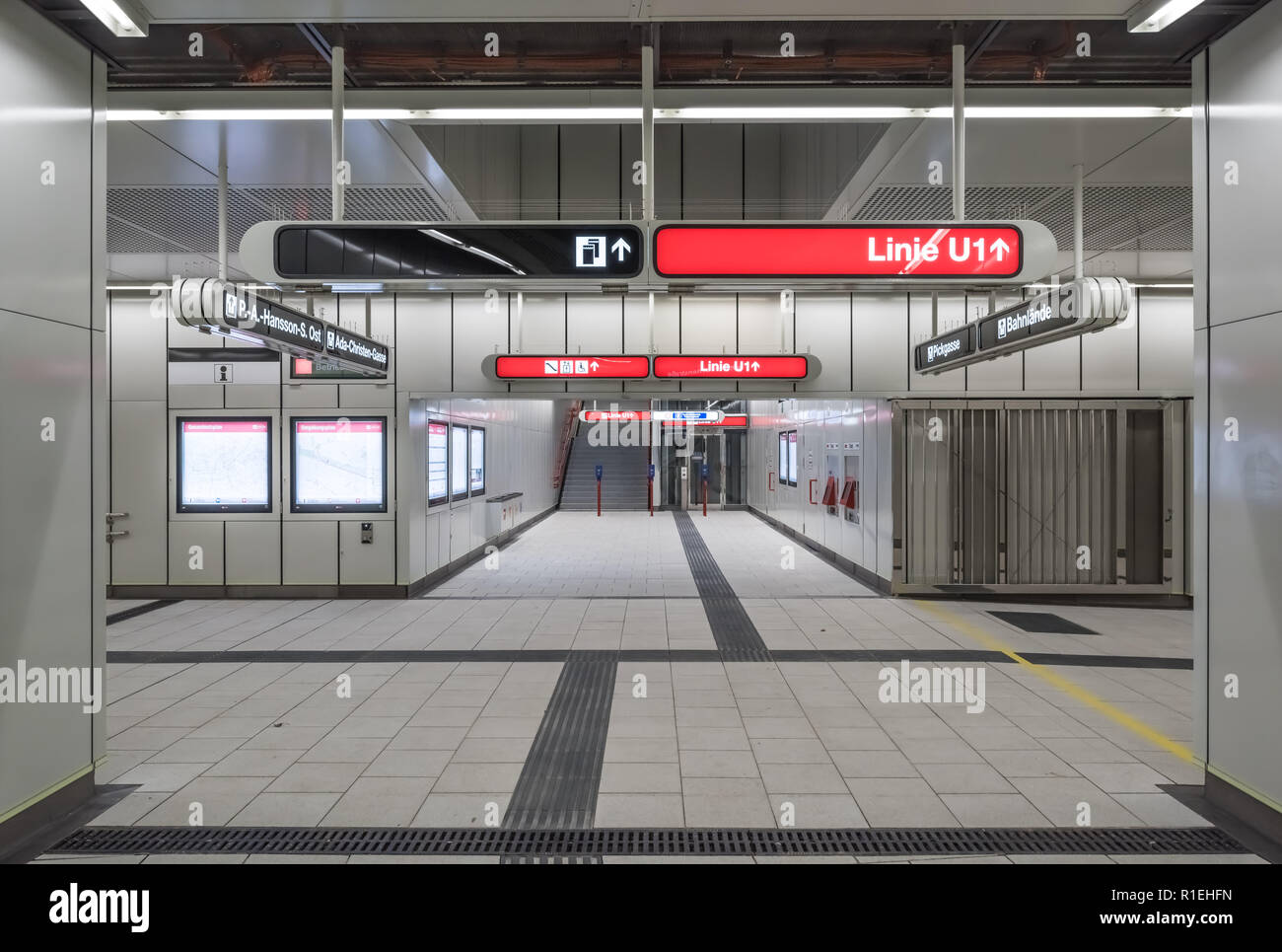 Wien, U-Bahn-Linie U1, Station Neulaa Stock Photo - Alamy