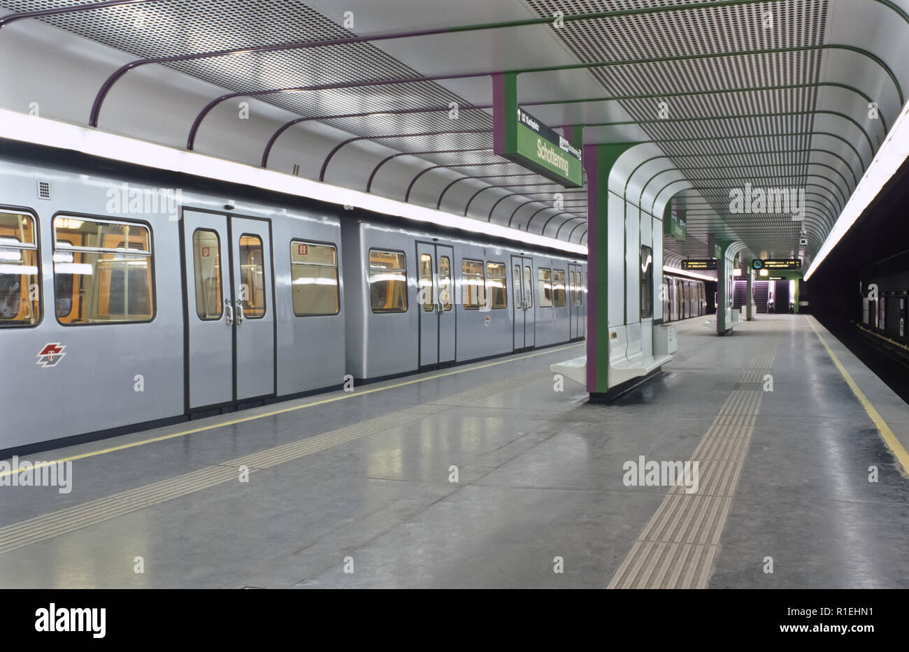 Wien, U-Bahn-Station Schottenring vor dem Umbau - Vienna, Subway ...