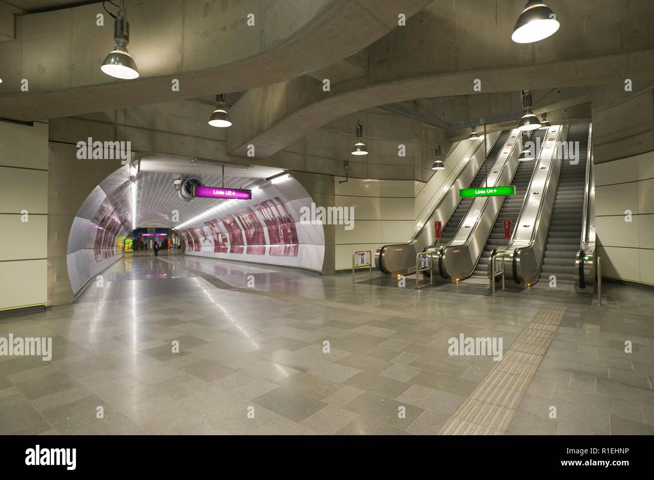 Wien, U-Bahnlinie U2, Station Schottenring, Architekt Gerhard Moßburger ...