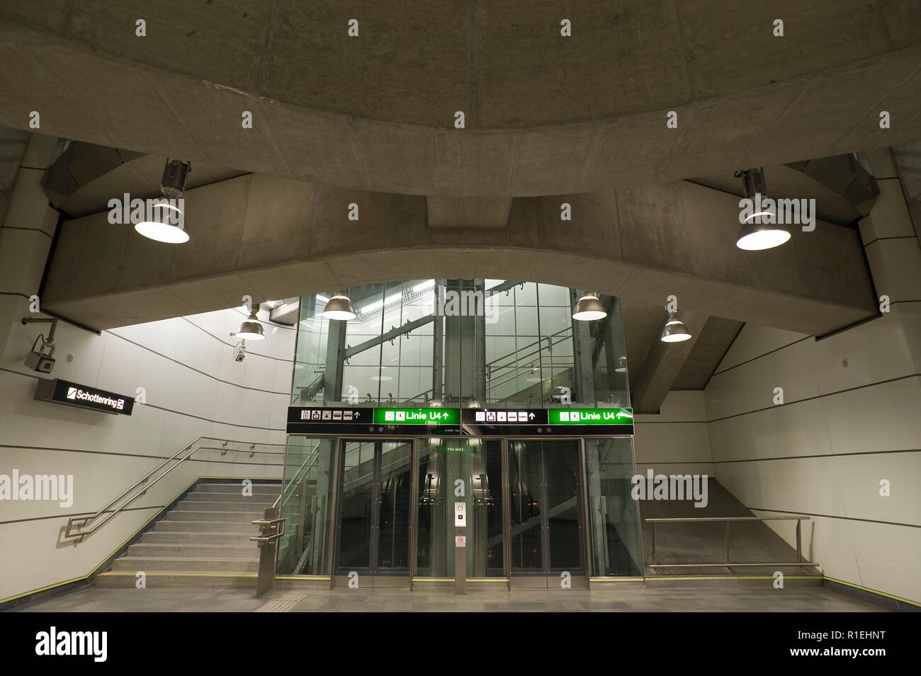Wien, U-Bahnlinie U2, Station Schottenring, Architekt Gerhard Moßburger ...