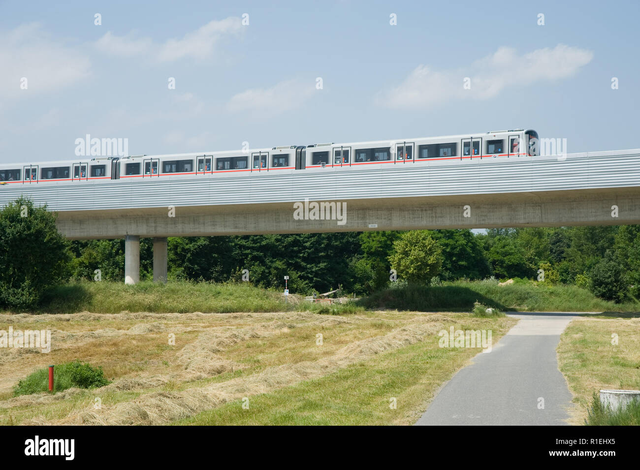 Wien, Ein Zug der Linie U2 überquert die Donauinsel Stock Photo - Alamy