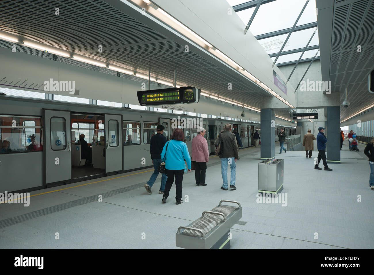 Wien, Eröffnung der Verlängerung der U-Bahn-Linie U2 nach Aspern ...