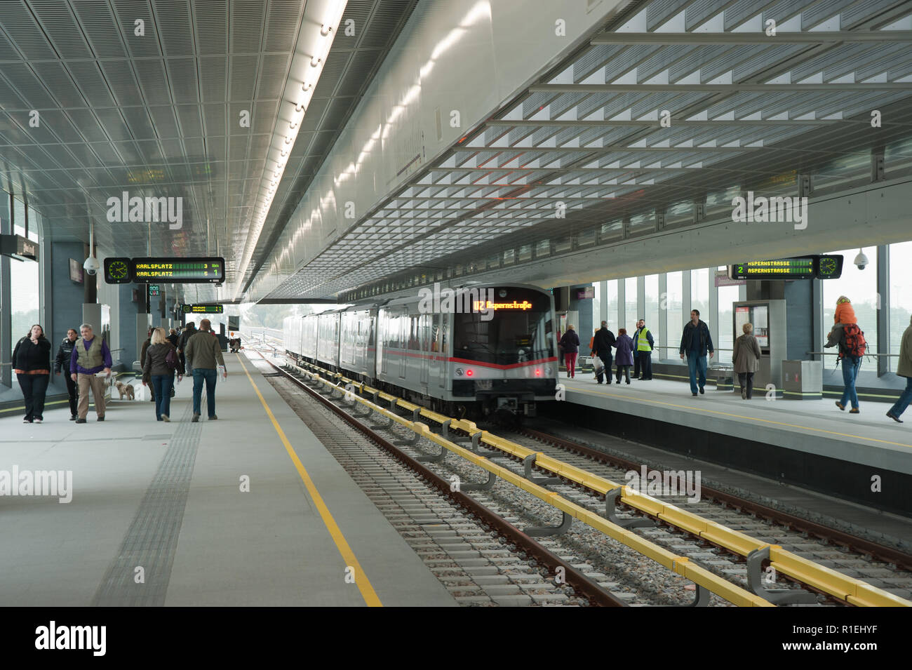 Wien, U-Bahn-Linie U2, Station Donaustadtbrücke Stock Photo - Alamy