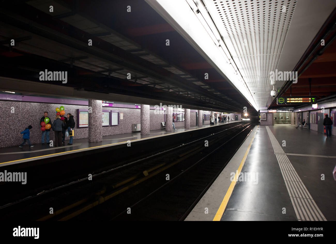 Wien, U-Bahn-Linie U2, Station Volkstheater Stock Photo - Alamy