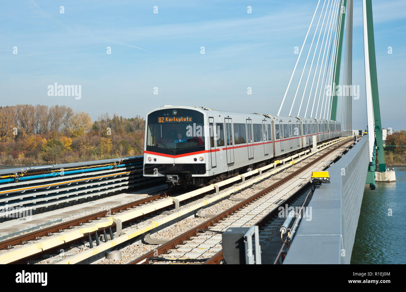 Wien, U-Bahn-Linie U2, Donaustadtbrücke Stock Photo - Alamy
