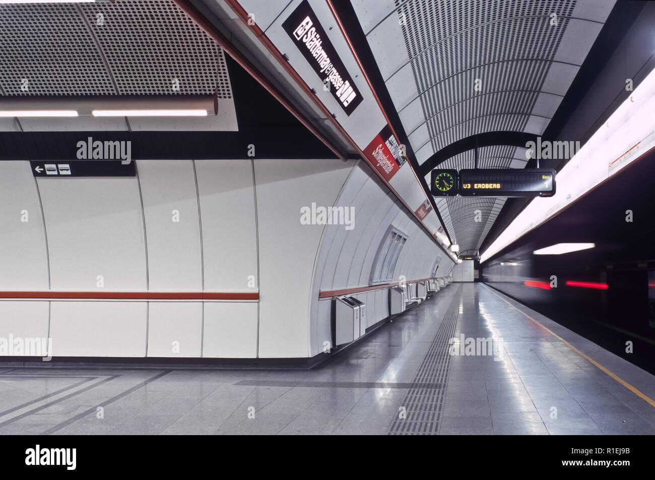 Wien, U-Bahn, U3 Schweglerstraße - Vienna, Subway Line U3 ...