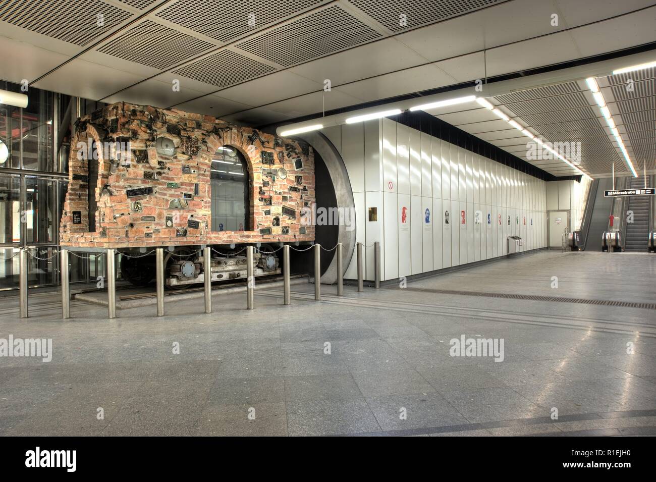 Wien, U3 Schweglerstraße, Kunst in der U-Bahn, Naim June Paik - Vienna ...