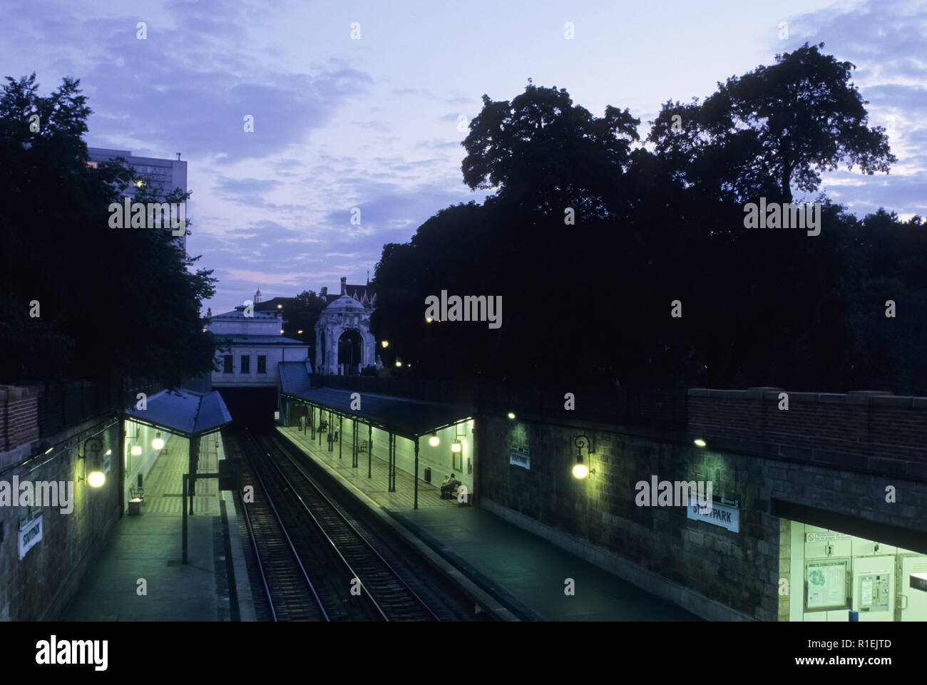 Wien, U-Bahn-Linie U4, Station Stadtpark - Vienna, Subway Line U4 ...