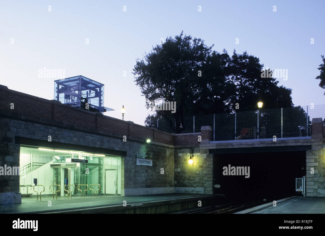 Wien, U-Bahn-Linie U4, Station Stadtpark - Vienna, Subway Line U4 ...