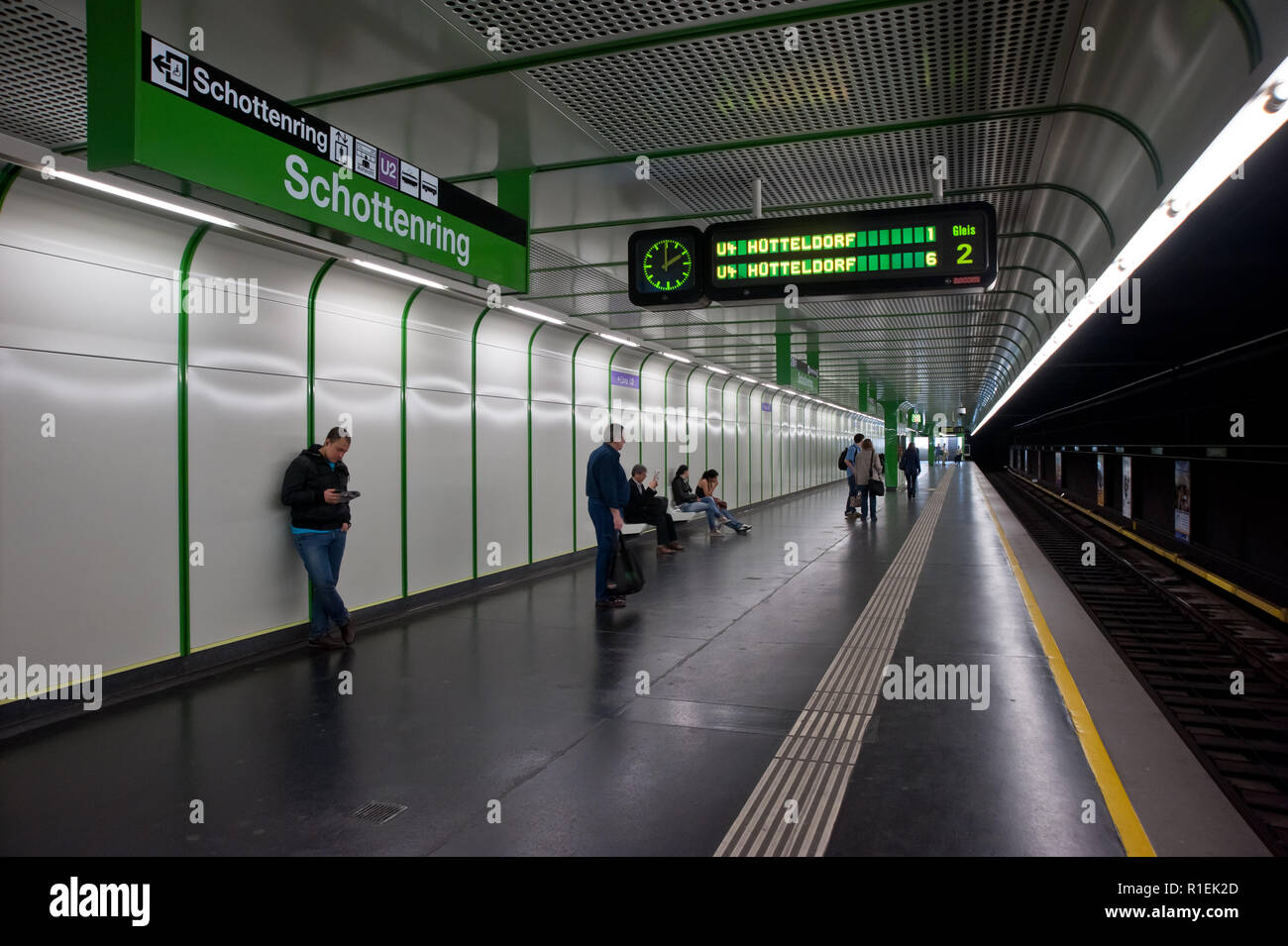 U-Bahnlinie U4, Station Schottenring Stock Photo - Alamy
