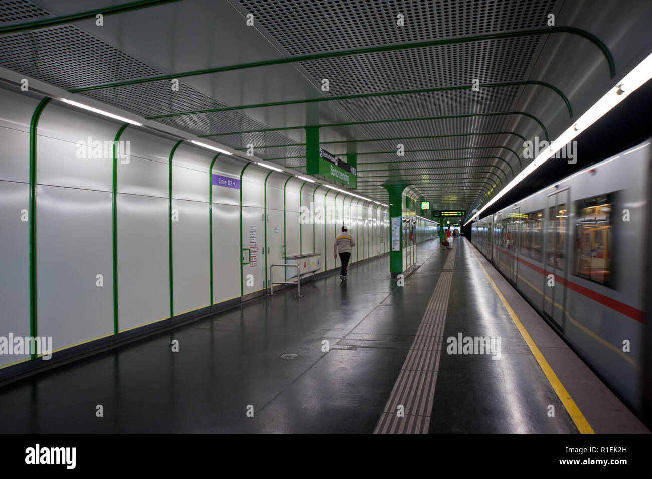 U-Bahnlinie U4, Station Schottenring Stock Photo - Alamy
