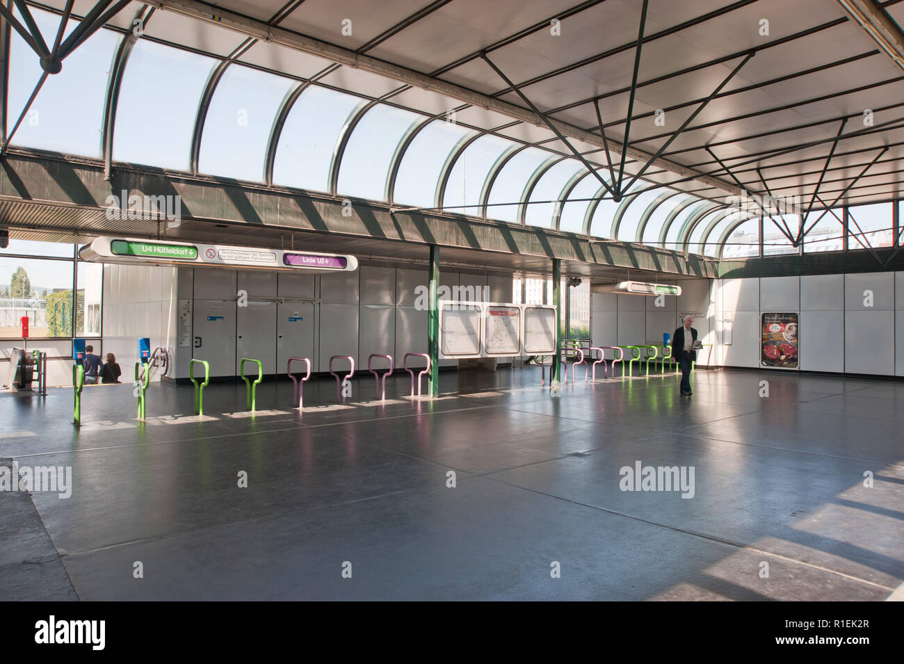 U-Bahnlinie U4, Station Schottenring Stock Photo - Alamy