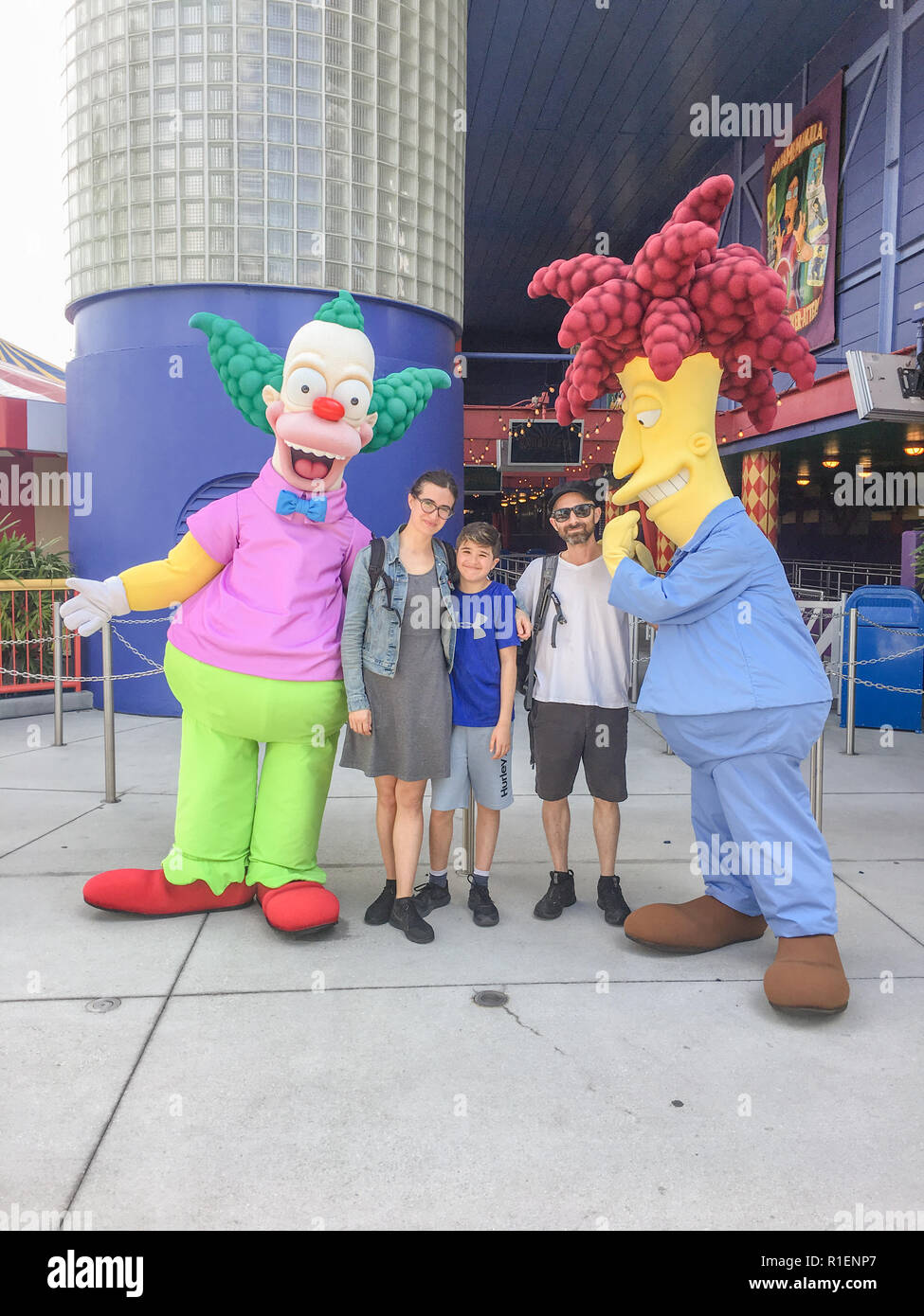 APRIL 25, 2018 - ORLANDO, FLORIDA: FAMILY POSES WITH SIMPSON CHARACTERS ...