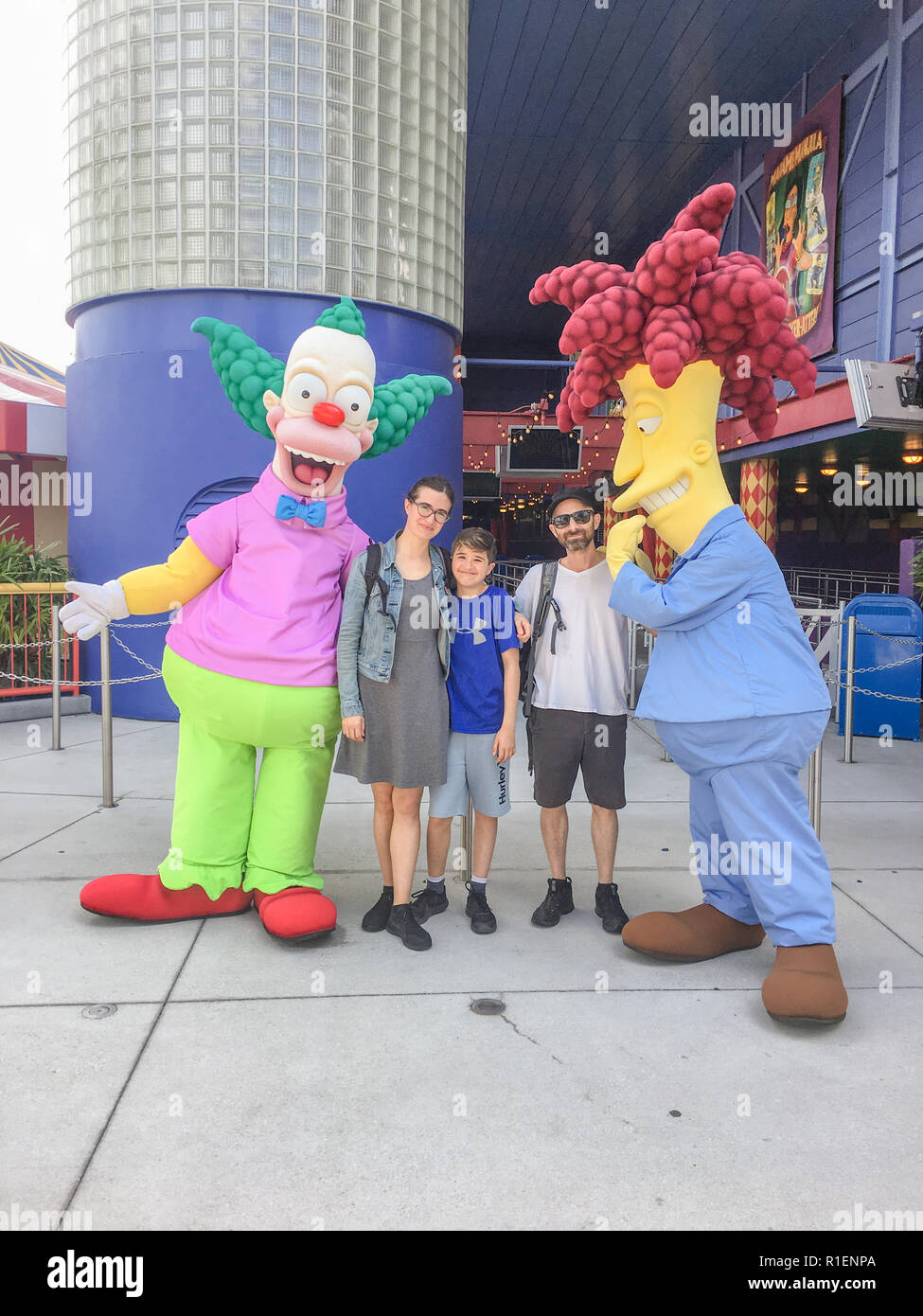 APRIL 25, 2018 - ORLANDO, FLORIDA: FAMILY POSES WITH SIMPSON CHARACTERS ...