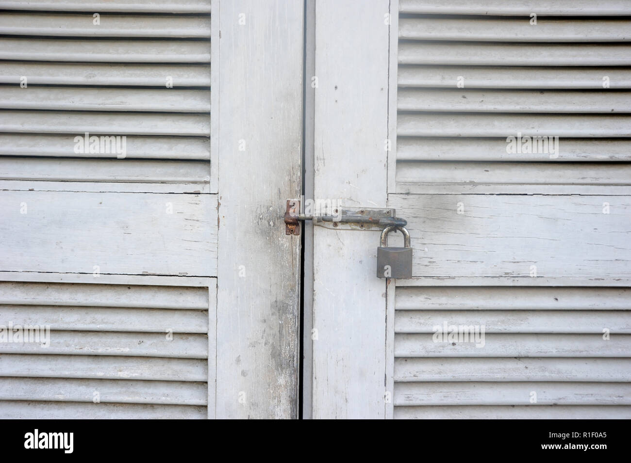 Pad lock on gate hi-res stock photography and images - Alamy