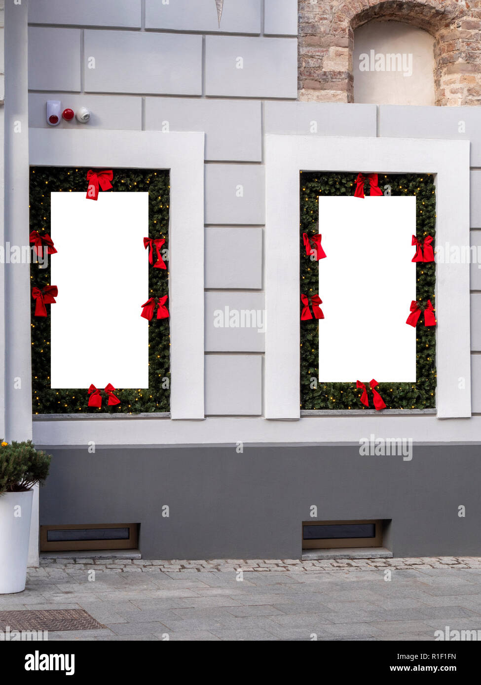 Showcase windows hi-res stock photography and images - Alamy