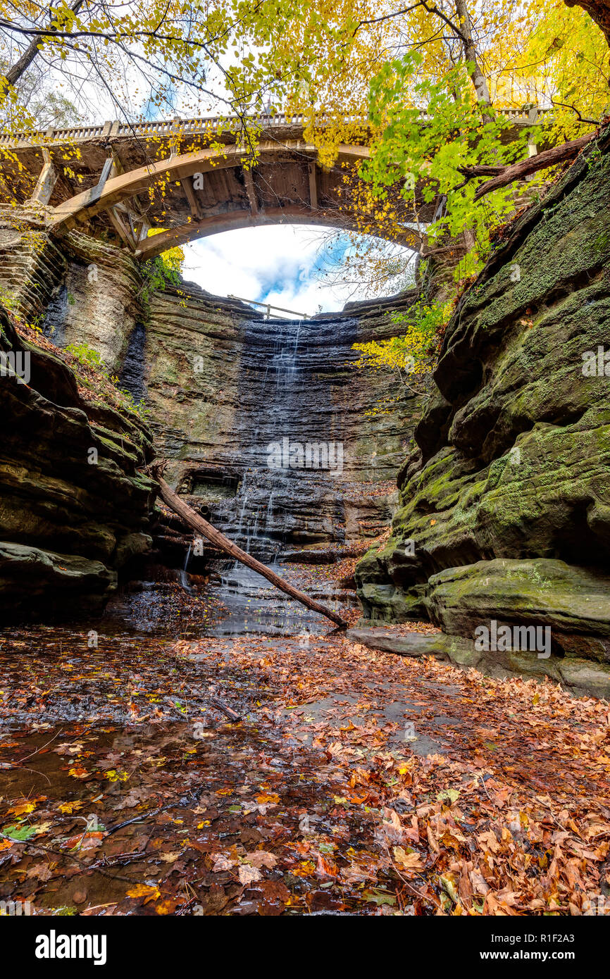 A beautiful waterfall in the canyons of Matthiessen State Park in ...