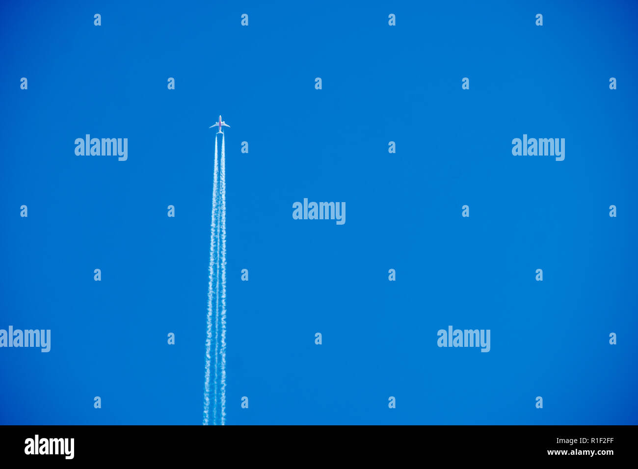 Airliner trail hi-res stock photography and images - Alamy
