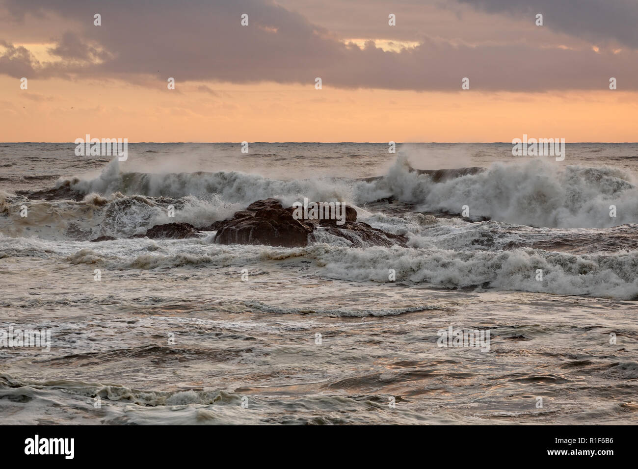 Breaking waves over rocks hi-res stock photography and images - Alamy