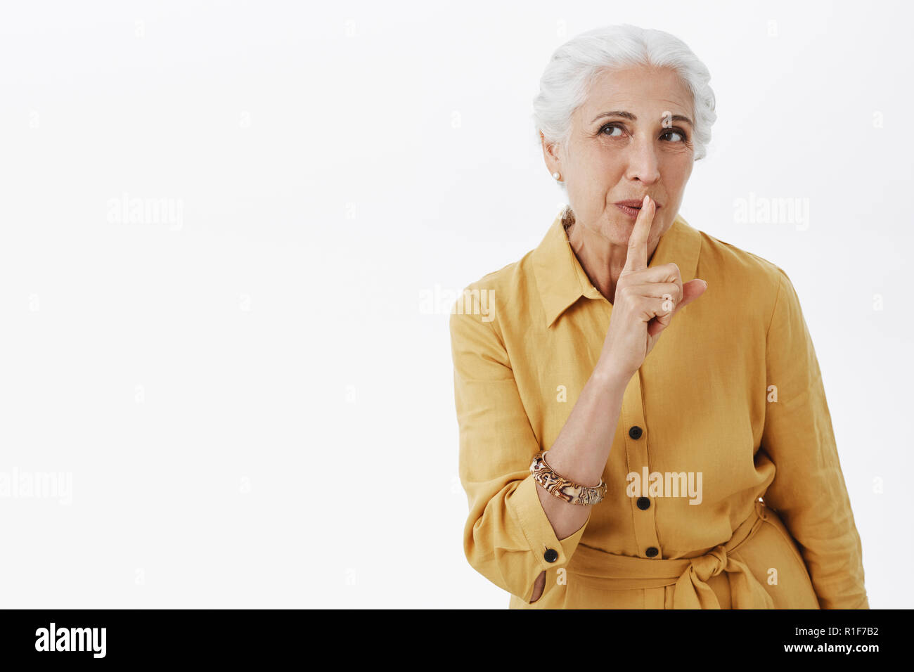 Waist-up shot of wise and creative charismatic elderly mother with ...