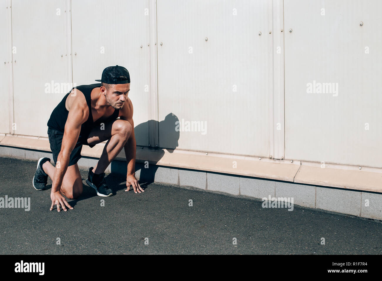 Runner track pose hi-res stock photography and images - Alamy