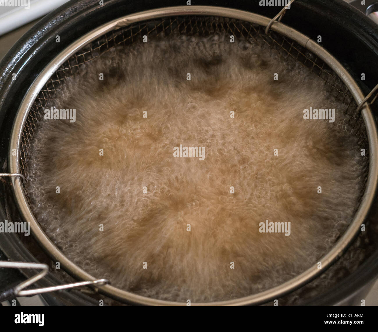 Oil pan boiling hi-res stock photography and images - Alamy