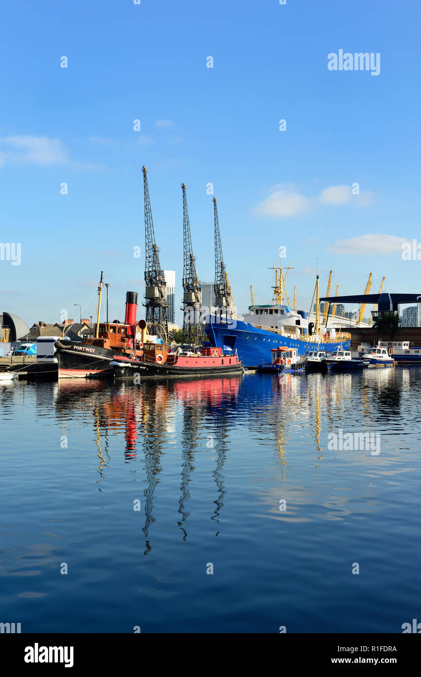 South Dock, West India Docks, Canary Wharf, Docklands, East London ...