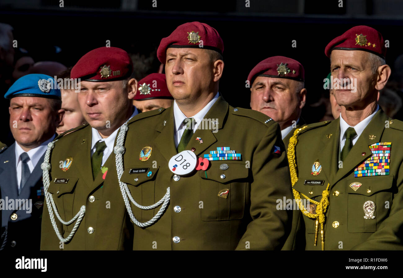 Whitehall, London, UK. 11th November 2018. The 11th hour of the 11th ...