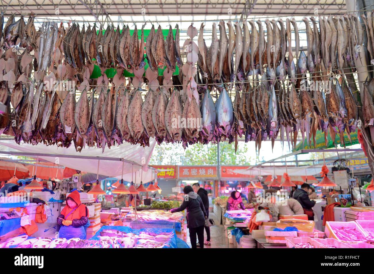 Qingdao, Qingdao, China. 12th Nov, 2018. Qingdao, CHINA-Fishermen ...