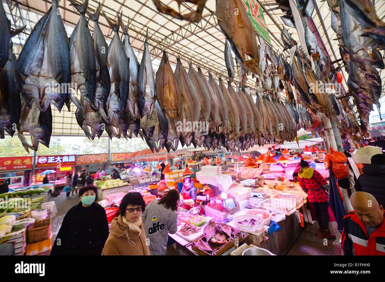 Qingdao, Qingdao, China. 12th Nov, 2018. Qingdao, CHINA-Fishermen ...