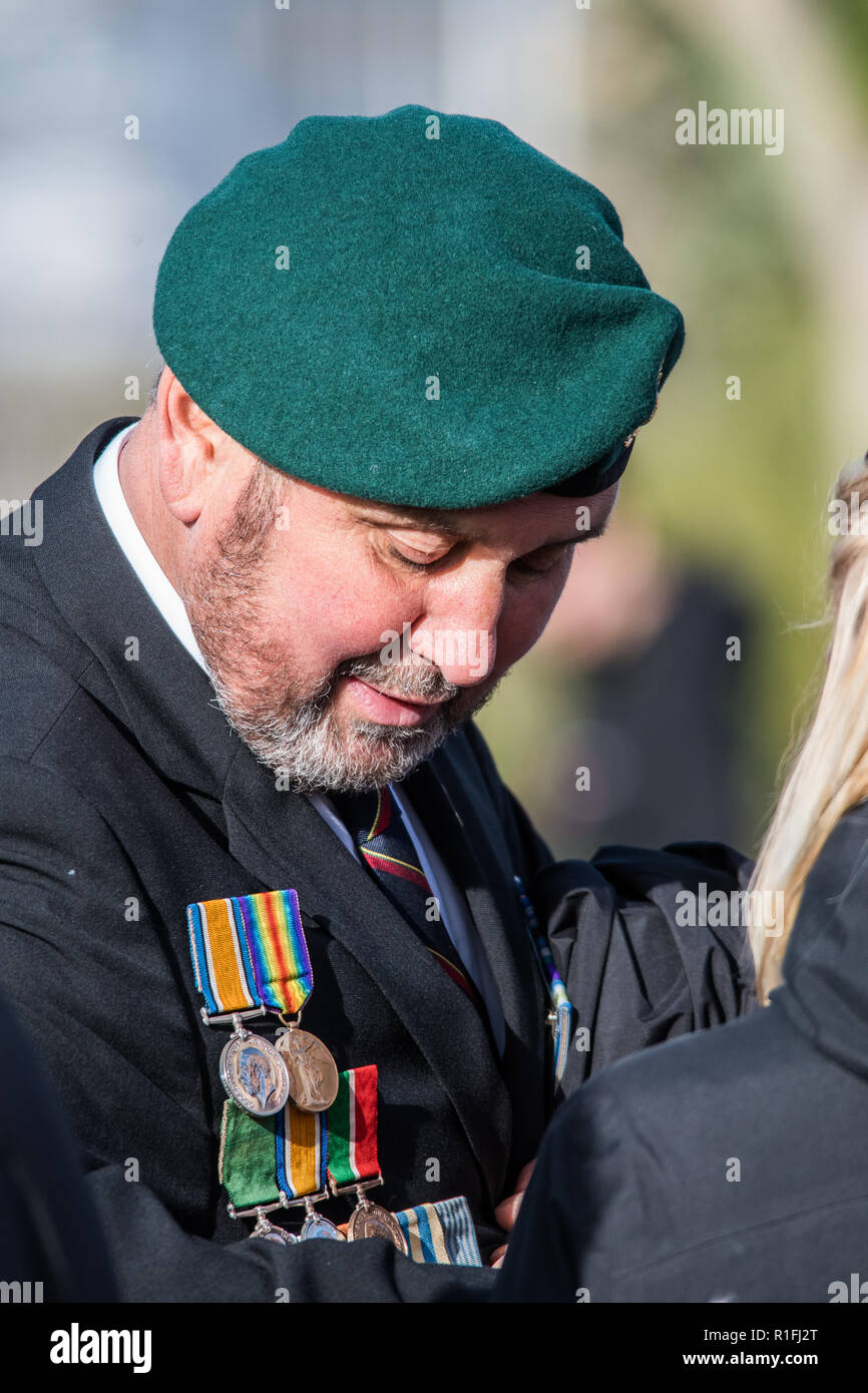 Memorial soldier crowd uniform remembrance hi-res stock photography and ...