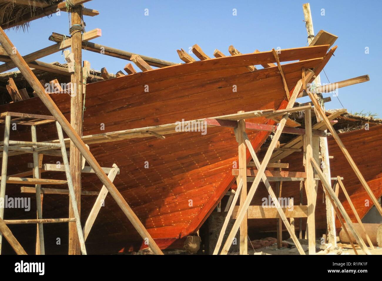 In a shipyard in Sur (Oman) a new dhau is created. The port city ...