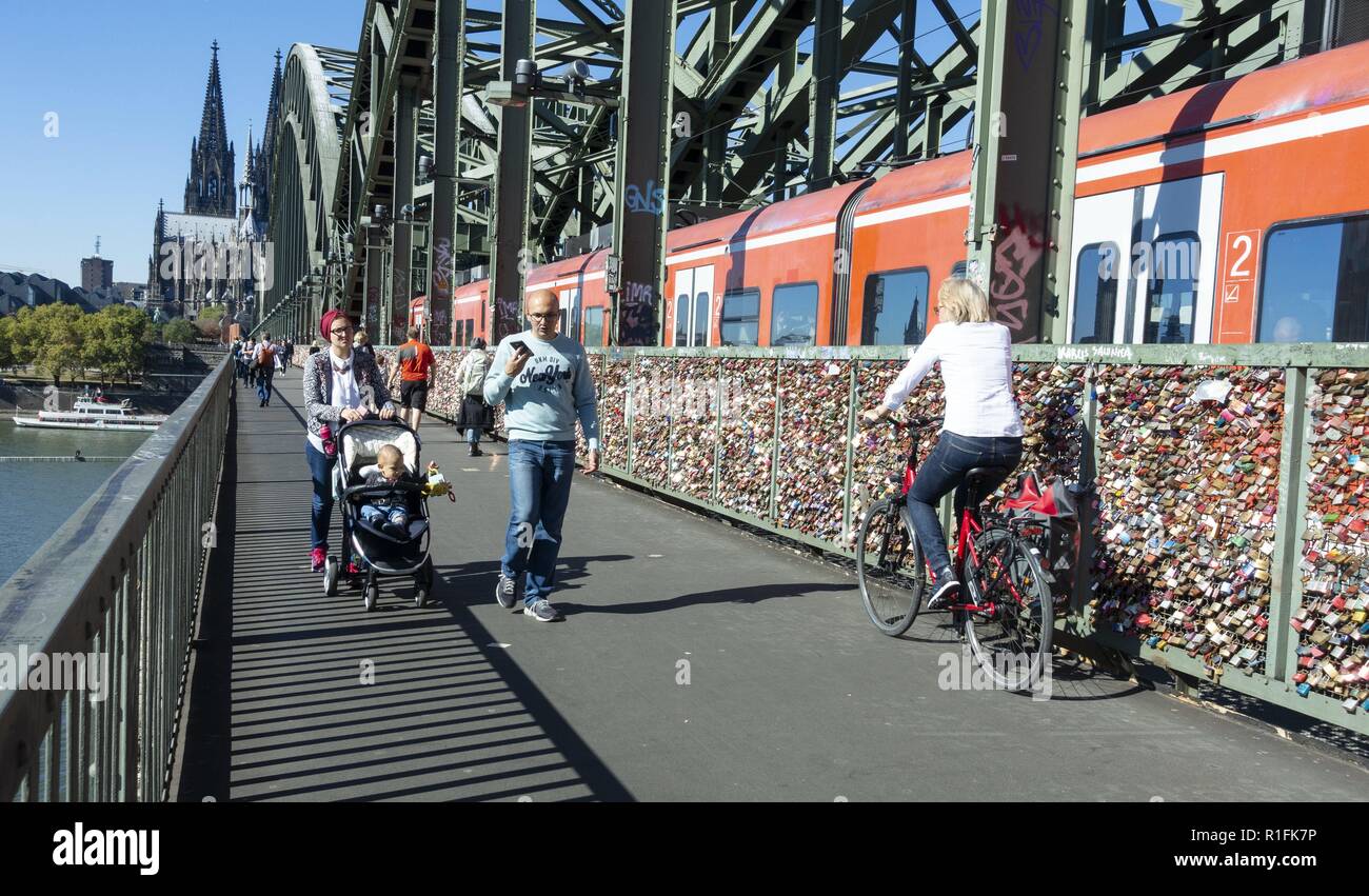 A train crosses the Hohenzollern Bridge in Cologne. The lattice fence ...