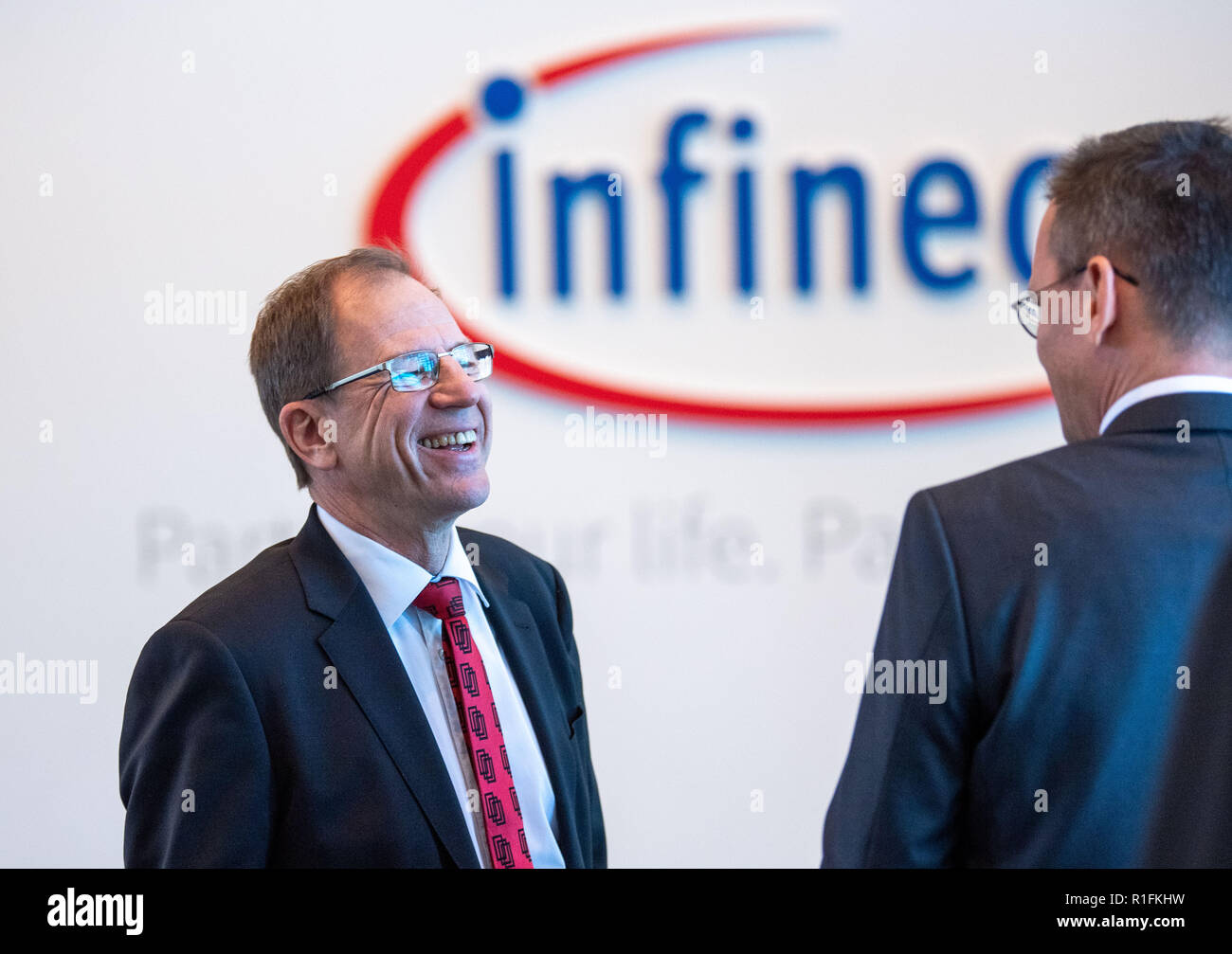 Neubiberg, Germany. 12th Nov, 2018. Reinhard Ploss (l), Chief Executive ...