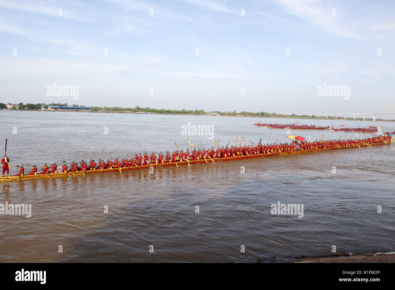 Prey Veng. 12th Nov, 2018. Photo taken on Nov. 12, 2018 shows oarsmen ...
