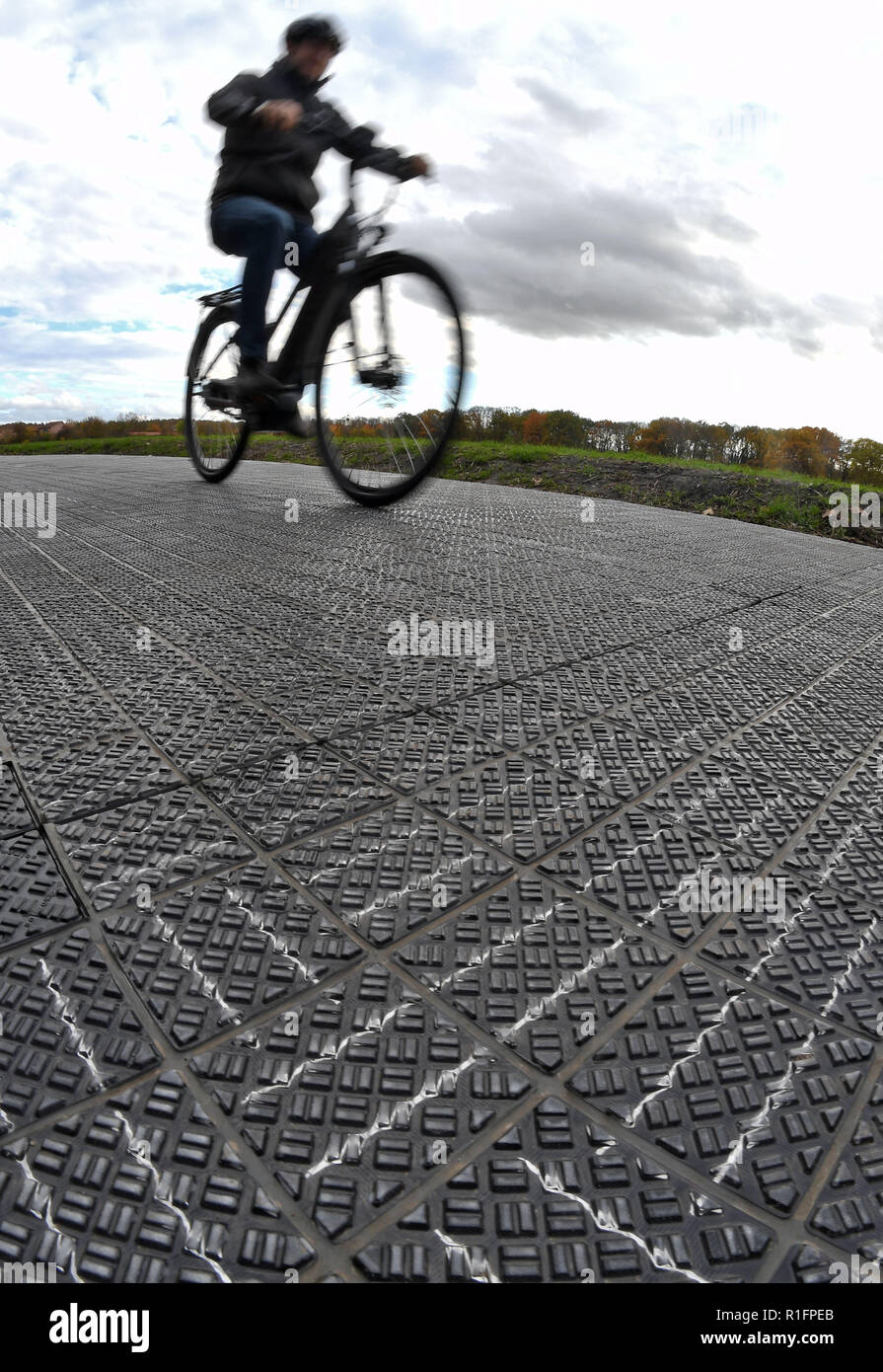 100 metre track hi-res stock photography and images - Alamy