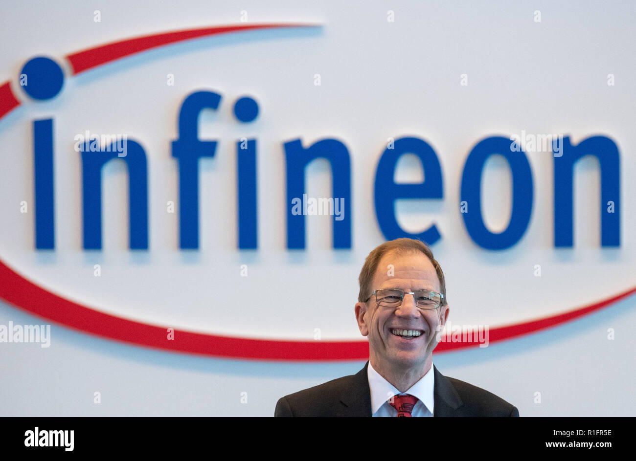 Neubiberg, Germany. 12th Nov, 2018. Reinhard Ploss (r), Chief Executive ...