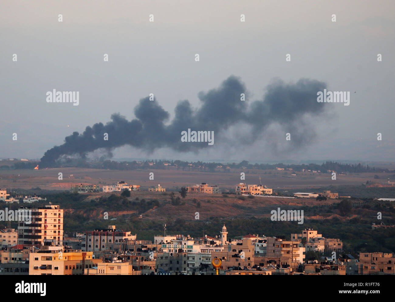 Gaza City, Gaza Strip, Palestinian Territory. 12th Nov, 2018. Smoke ...
