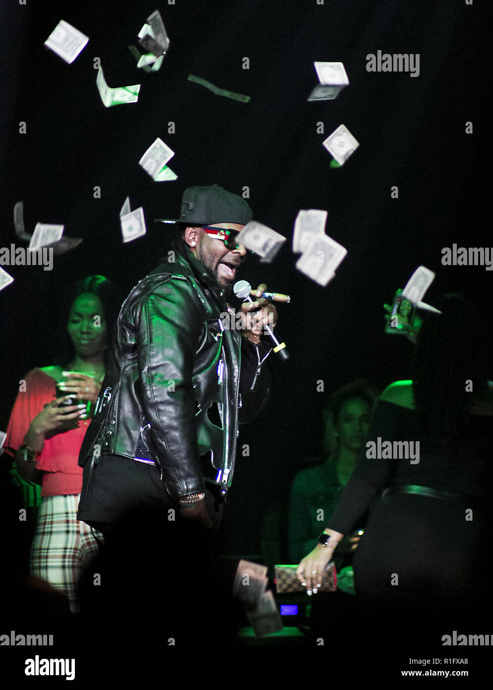 Tampa, Florida, USA. 10th Nov, 2018. R&B singer R KELLY performs at the ...